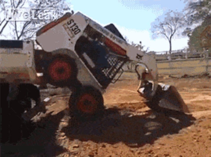 Lustige Baustellen-Gifs: Einparken per Baggerschaufel | Baublatt