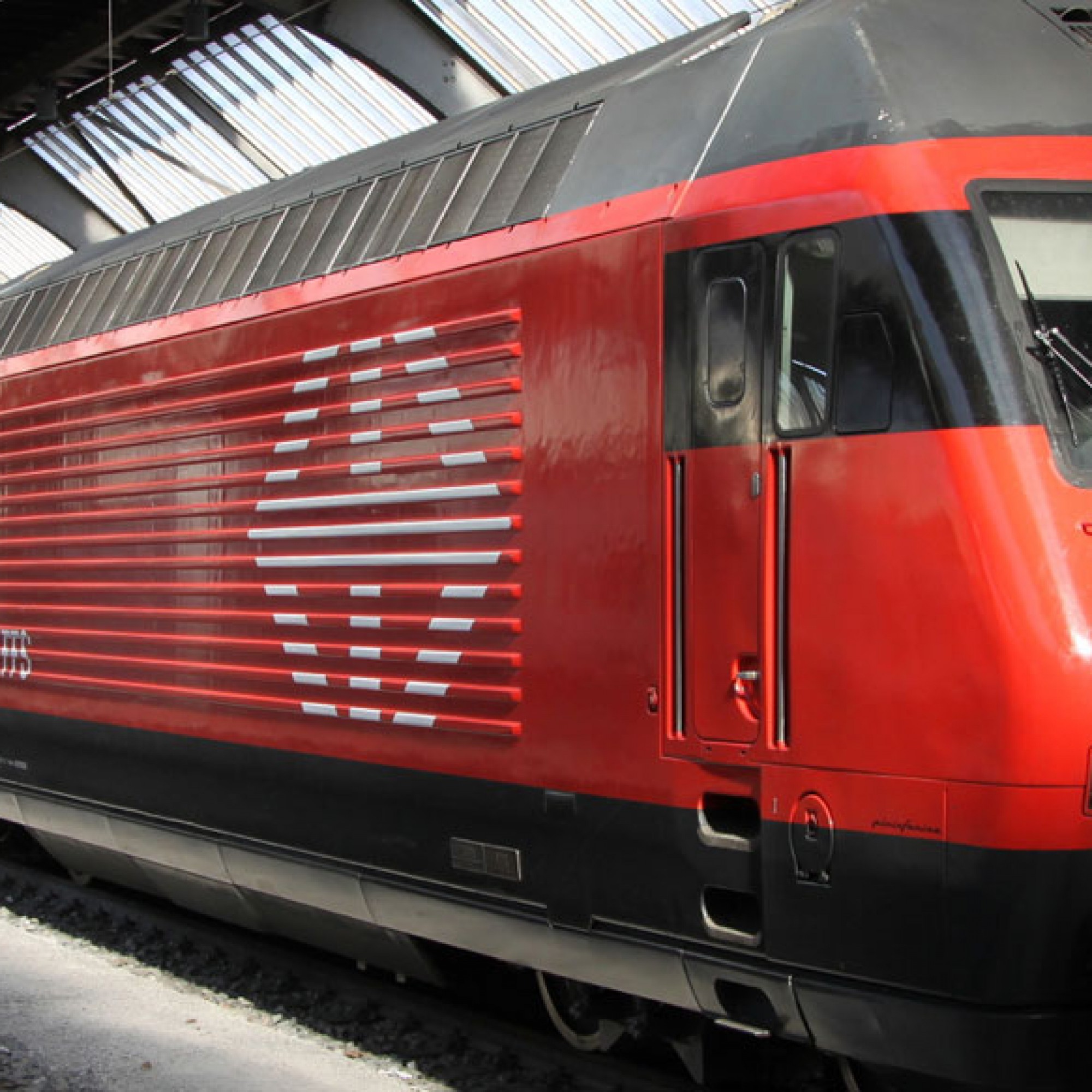 SBB modernisiert die roten Lokomotiven der Bahn 2000 | Baublatt